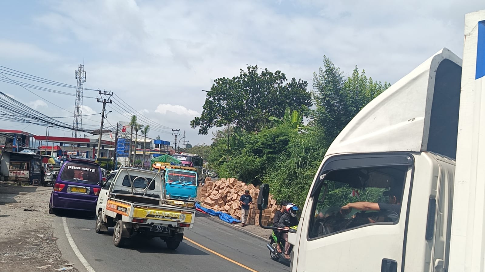 Truk Bumbu Masak Terguling di Parungkuda, Lalin Sempat Macet — Evakuasi Berhasil dalam 30 Menit ...