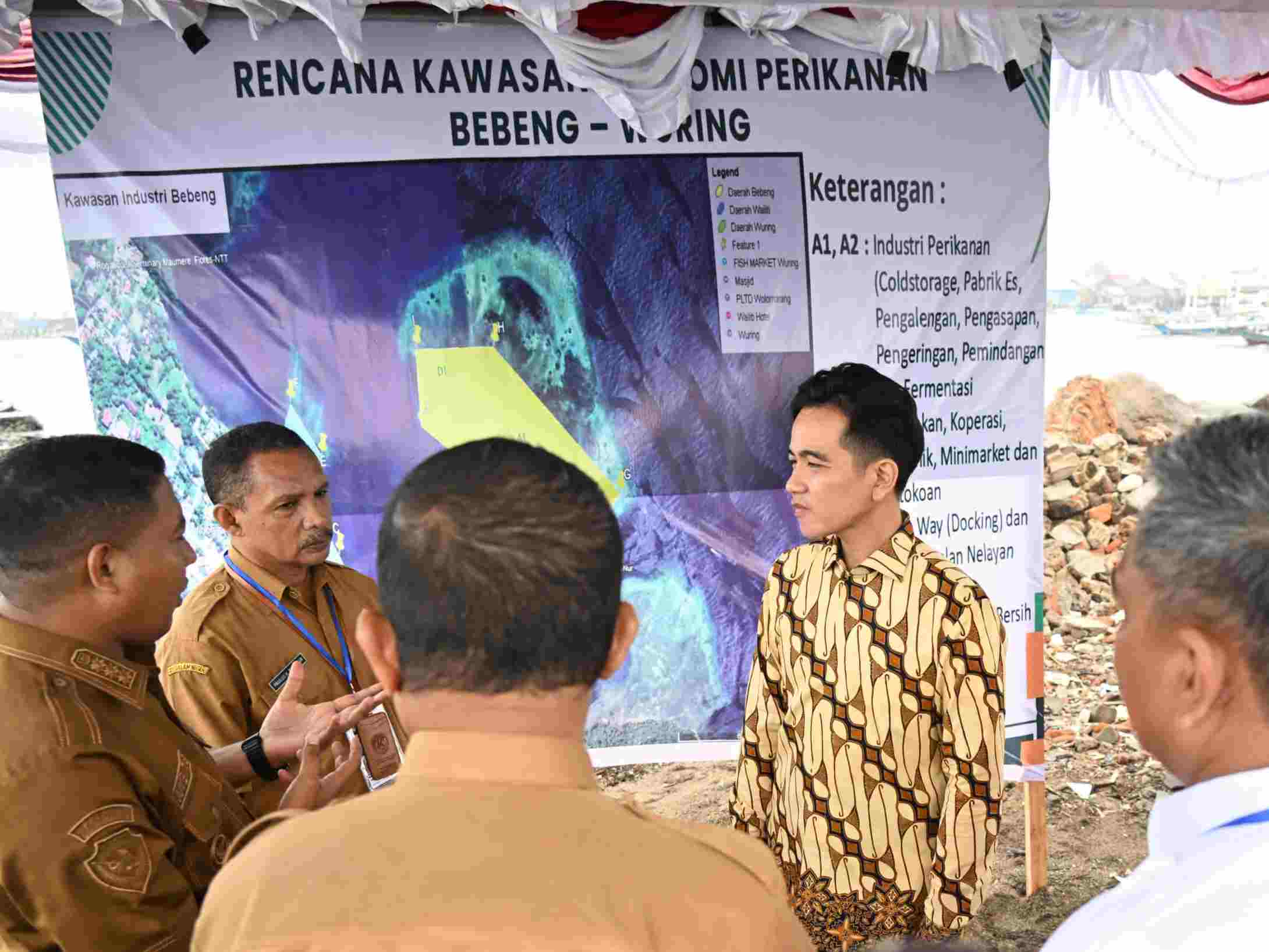 Hujan Tak Surutkan Niat, Wapres Gibran Temui Nelayan Sikka dan Serahkan Bantuan Alat Tangkap ...